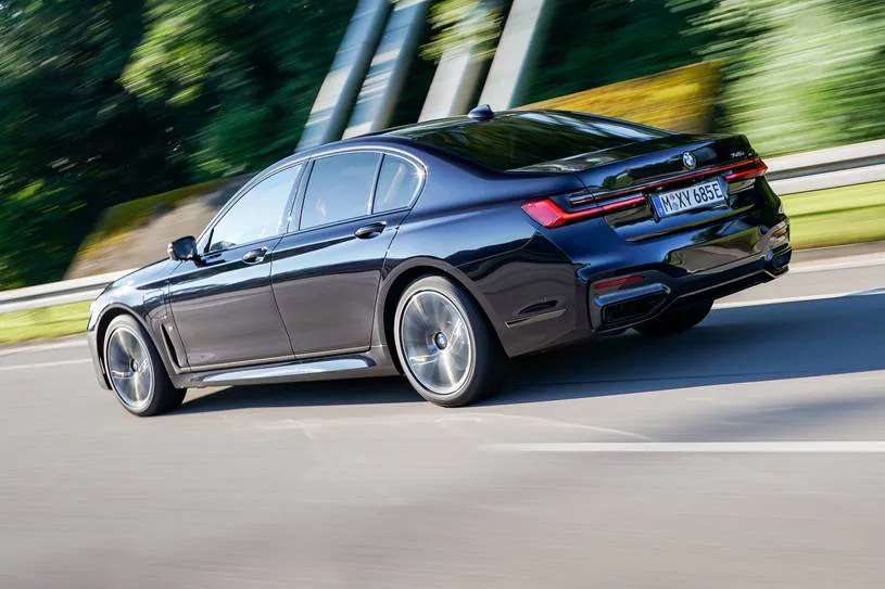 2022 BMW 7 Series M760i xDrive Sedan 0-60 Times, Top Speed, Specs ...