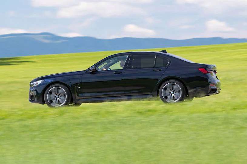 2022 BMW 7 Series M760i xDrive Sedan 0-60 Times, Top Speed, Specs ...